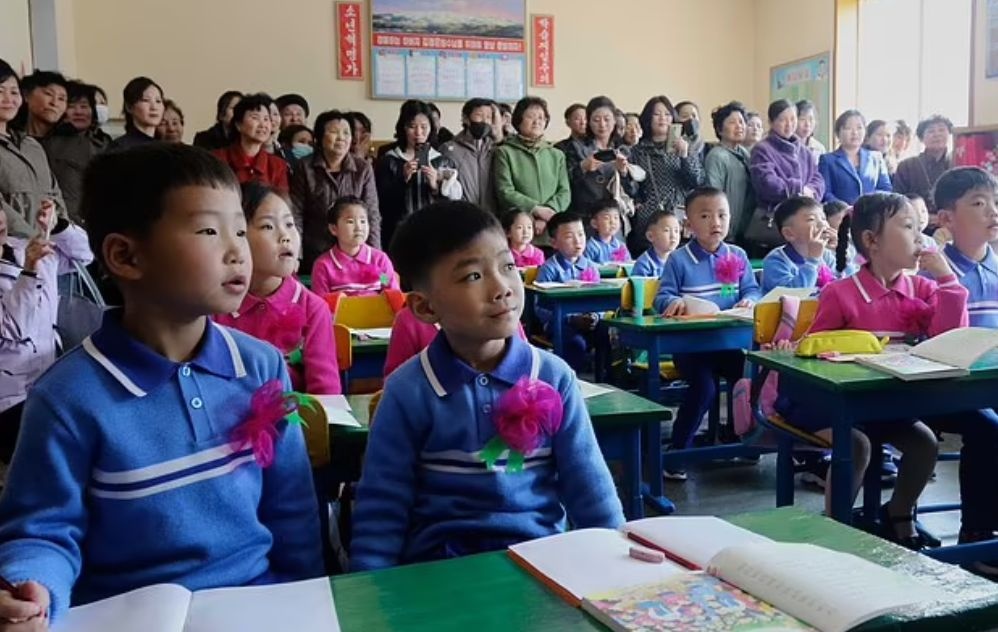 inin.gr | Η Εκπαίδευση ως Όργανο Ελέγχου: Πώς ο Κιμ Γιονγκ Ουν Μετατρέπει τα Παιδιά σε Ρομπότ