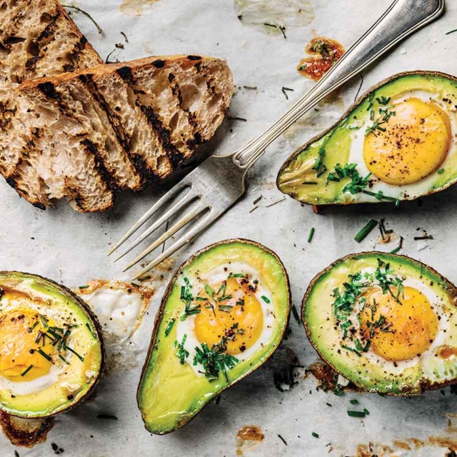 inin.gr | Ψητά αυγά στον φούρνο μέσα σε αβοκάντο